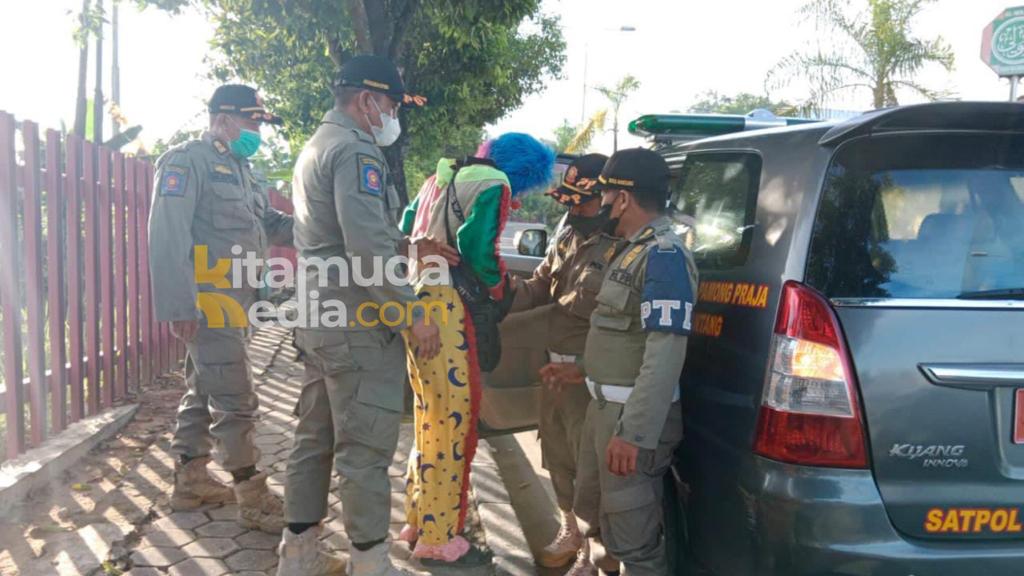 Pengemis Berdandan Badut Dirazia Satpol PP, Kostum Disita ~ KITAMUDAMEDIA
